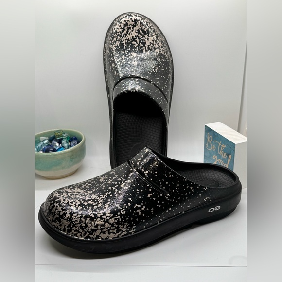 OOFOS | Shoes | Oofos Clogs Beautiful Black Gold Splotched Print Womens ...